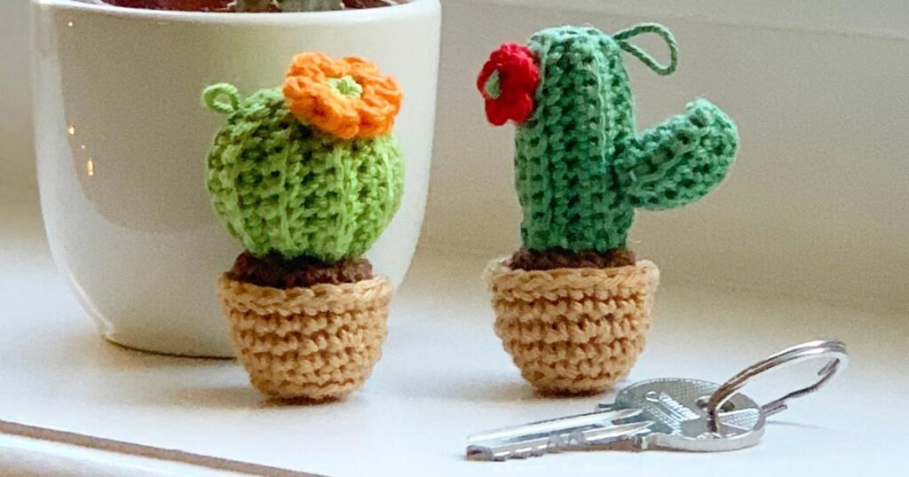 Free round cactus keychain crochet pattern – 💕